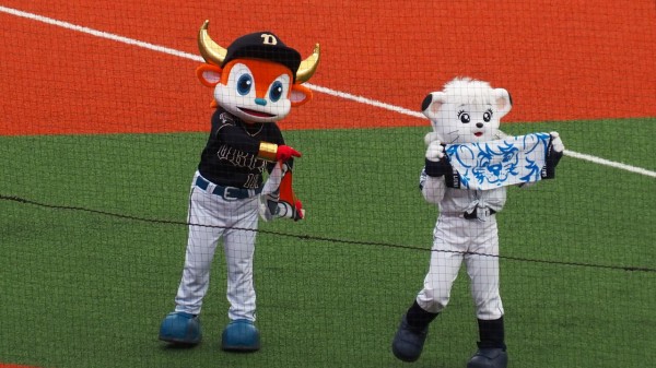 埼玉西武ライオンズのアイドル商法デーで松井稼頭央監督とチェキ 埼玉西武ライオンズのアイドル商法デーで松井稼頭央監督とチェキ
